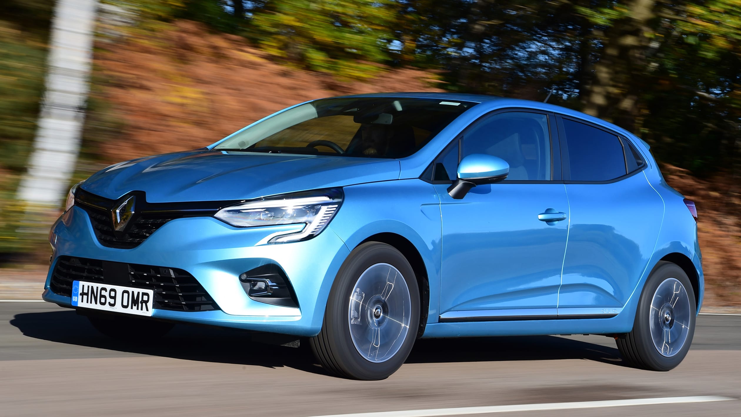 Renault Clio overtakes VW Golf to become Europe’s best-selling car ...