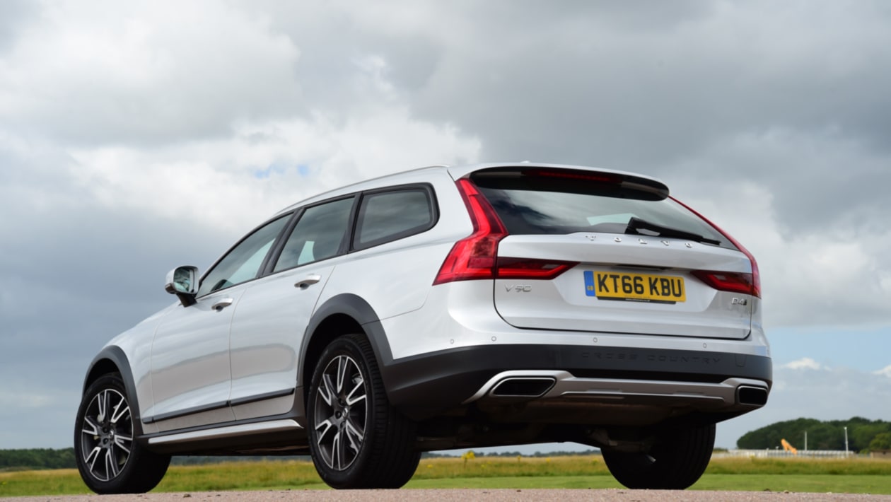 Volvo V90 Cross Country vs Volkswagen Passat Alltrack - pictures | Auto ...