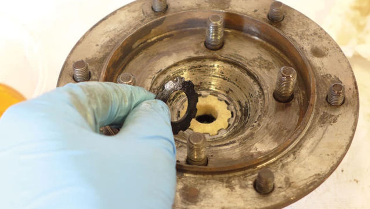 How to replace your transfer box rear oil seal - pictures | Auto Express