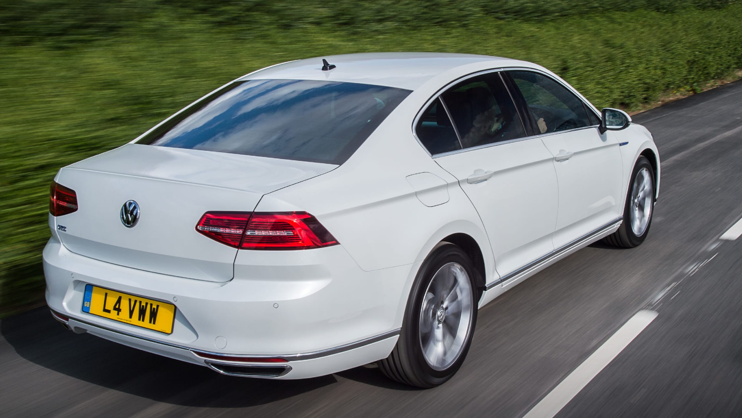 New Volkswagen Passat GTE 2016 UK review - pictures | Auto Express