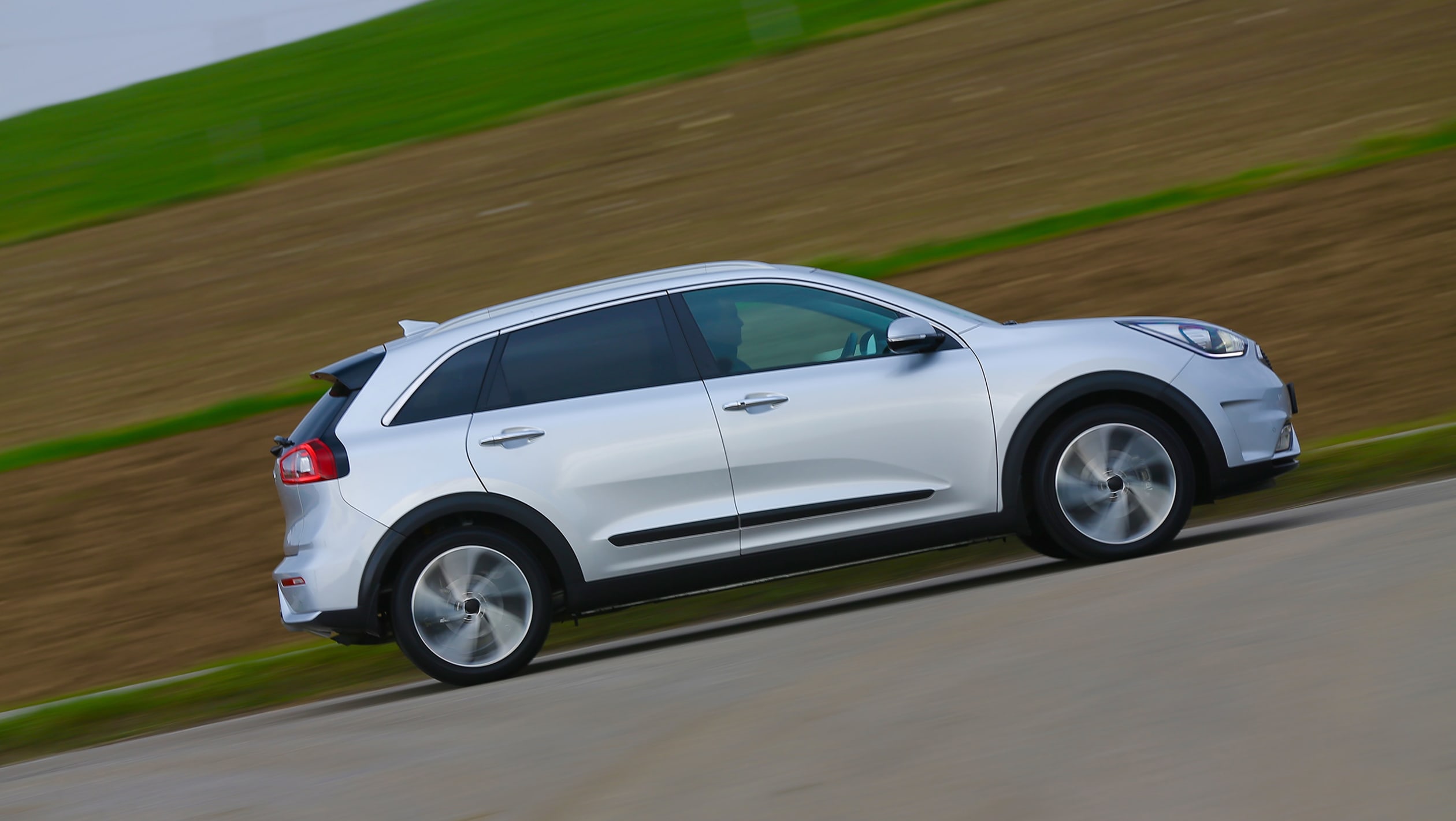 Kia Niro 2016 review - pictures | Auto Express