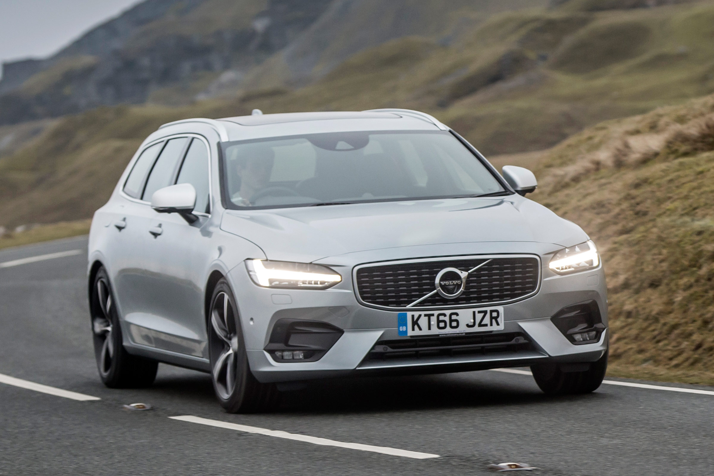 Volvo V90 R-Design 2017 review | Auto Express