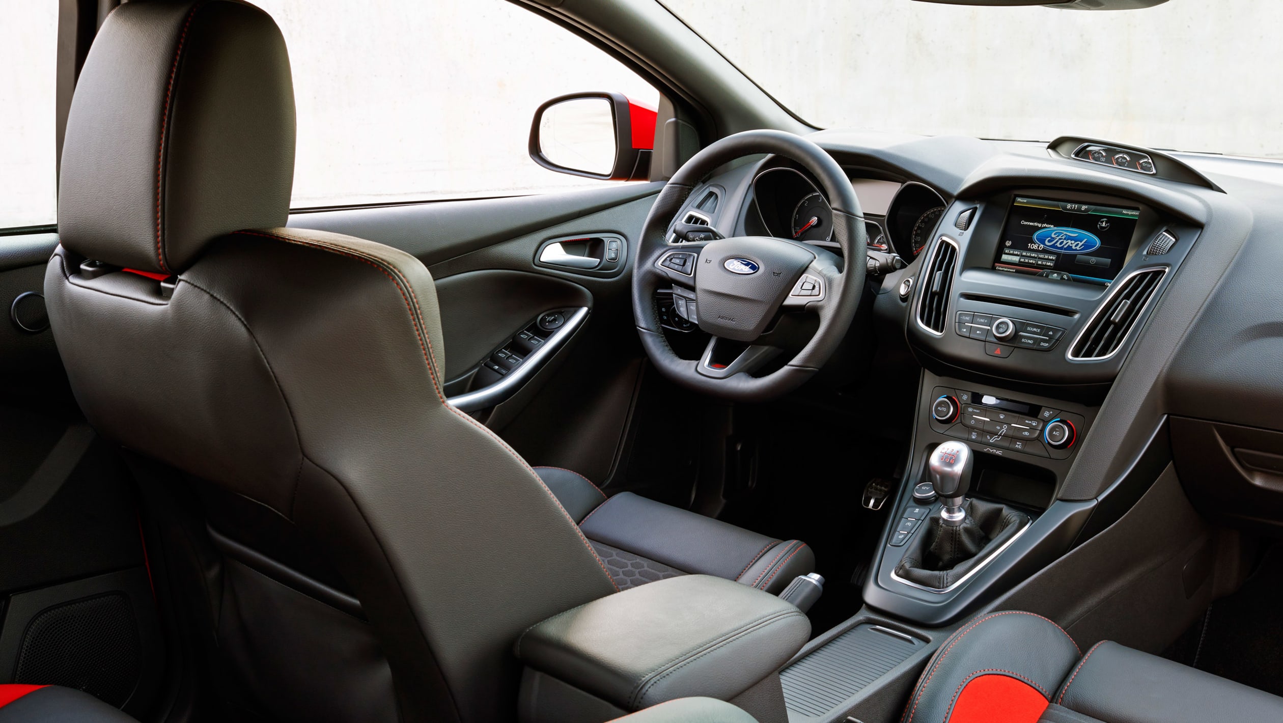 Ford Focus ST Estate 2015 review | Auto Express