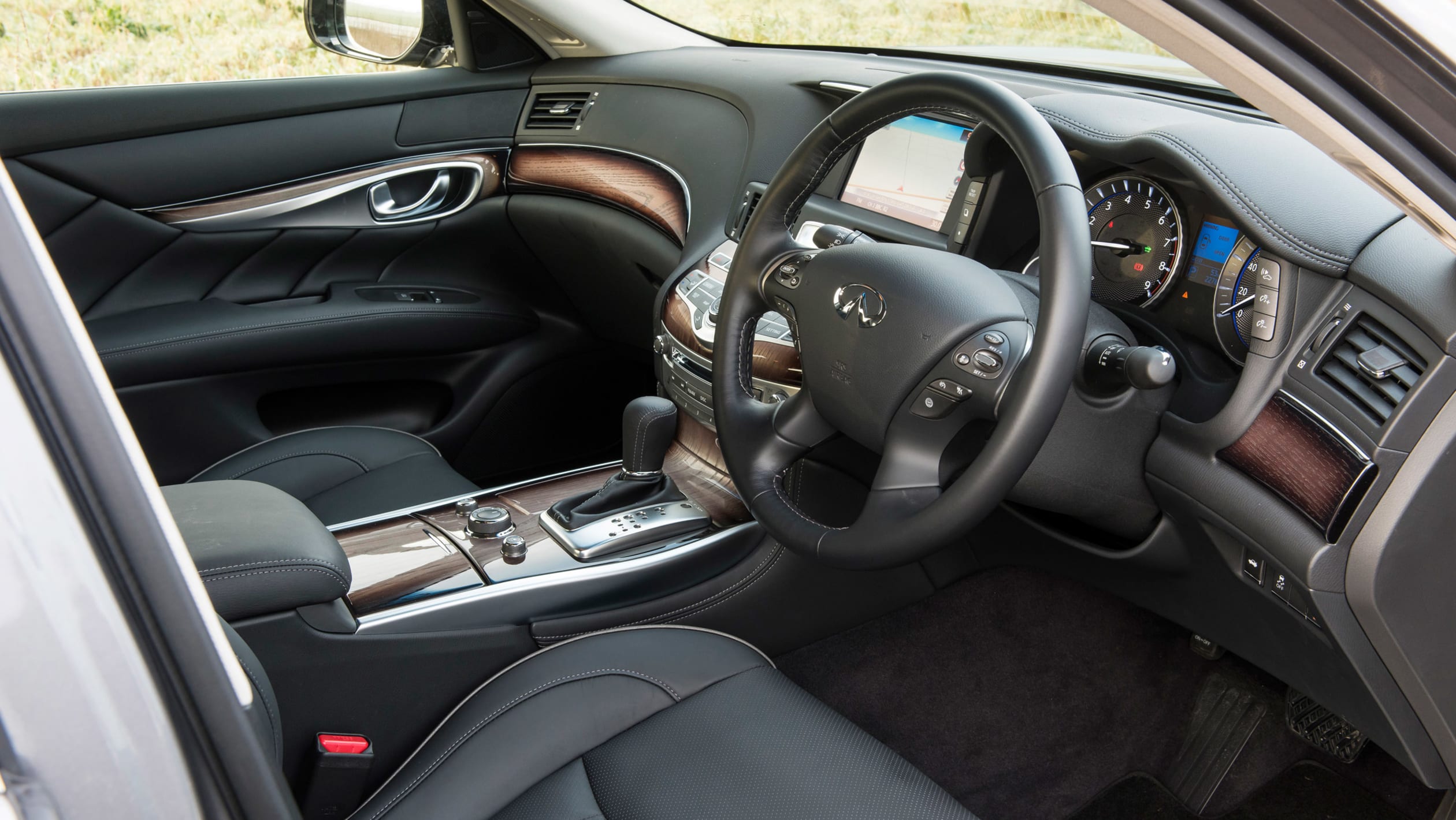 Infiniti Q70 hybrid - pictures | Auto Express