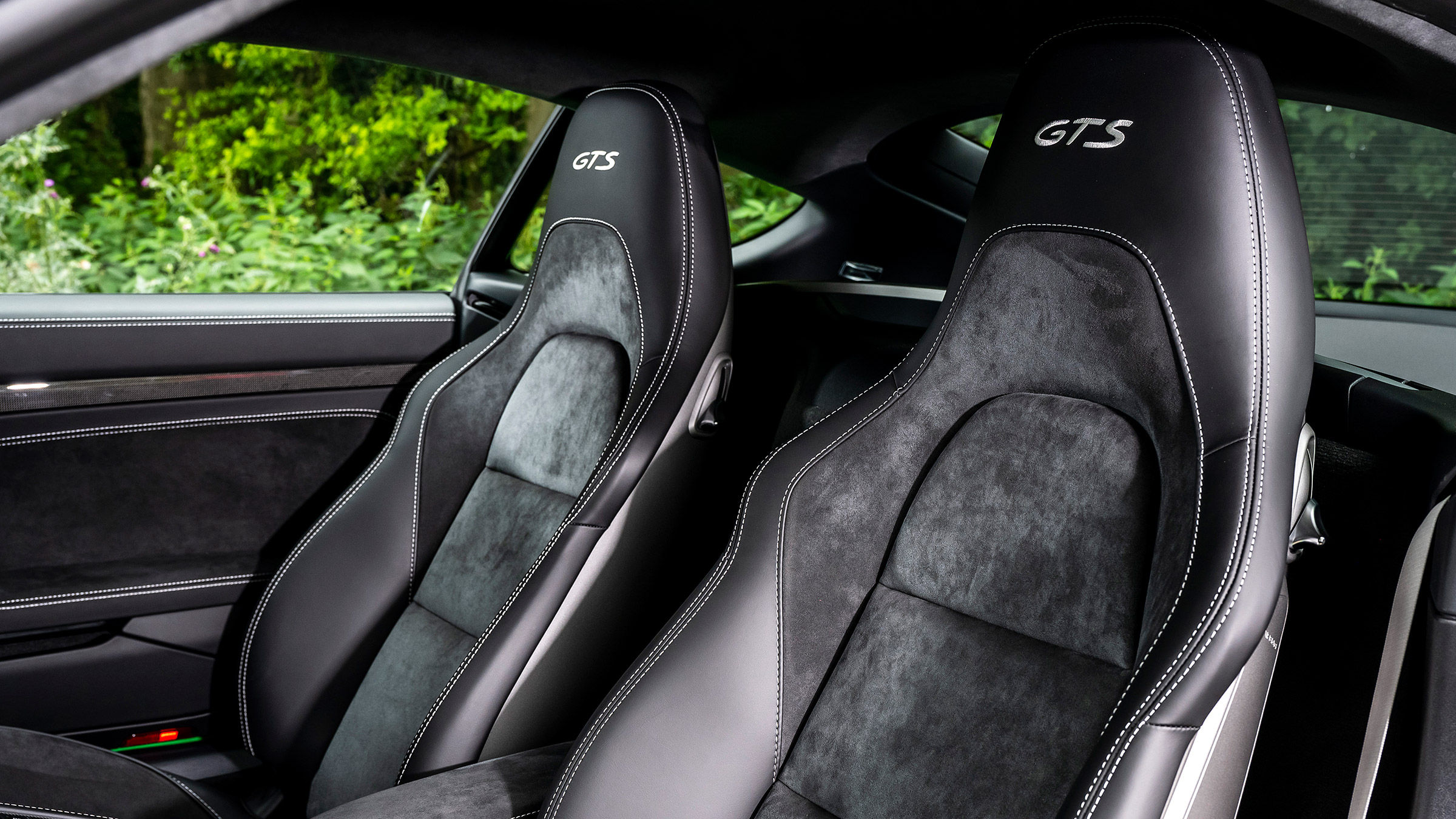 2022 Porsche Cayman Interior