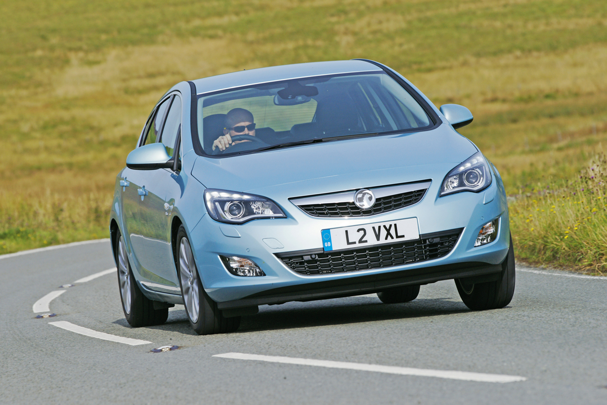 Vauxhall Astra 2009 review | Auto Express