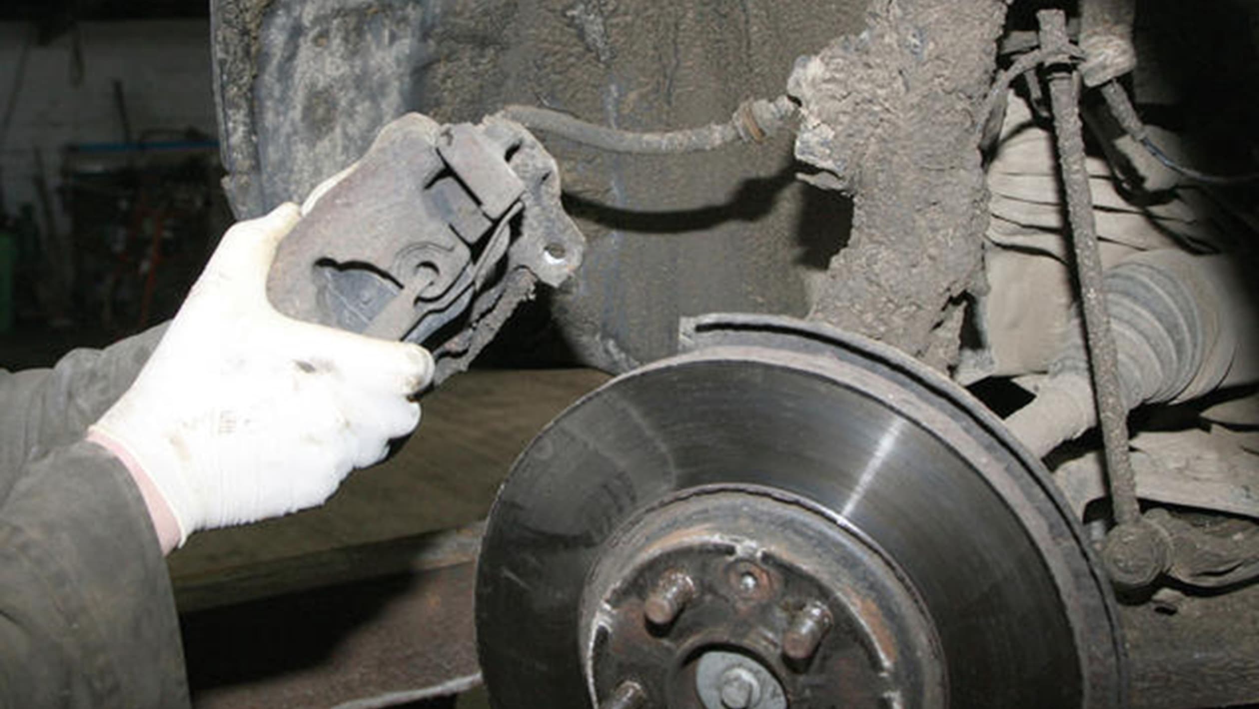 How to replace the wheel bearings on a Freelander 2 - pictures | Auto ...