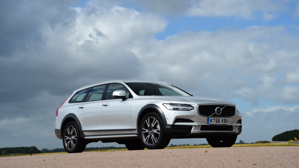 Volvo V90 Cross Country vs Volkswagen Passat Alltrack - pictures | Auto ...