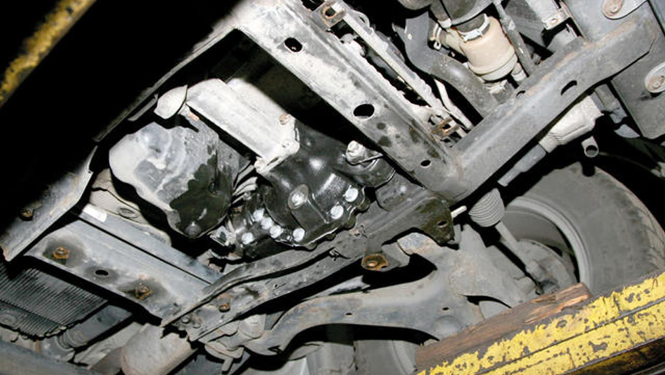 Replacing a Discovery 3 front differential - pictures | Auto Express