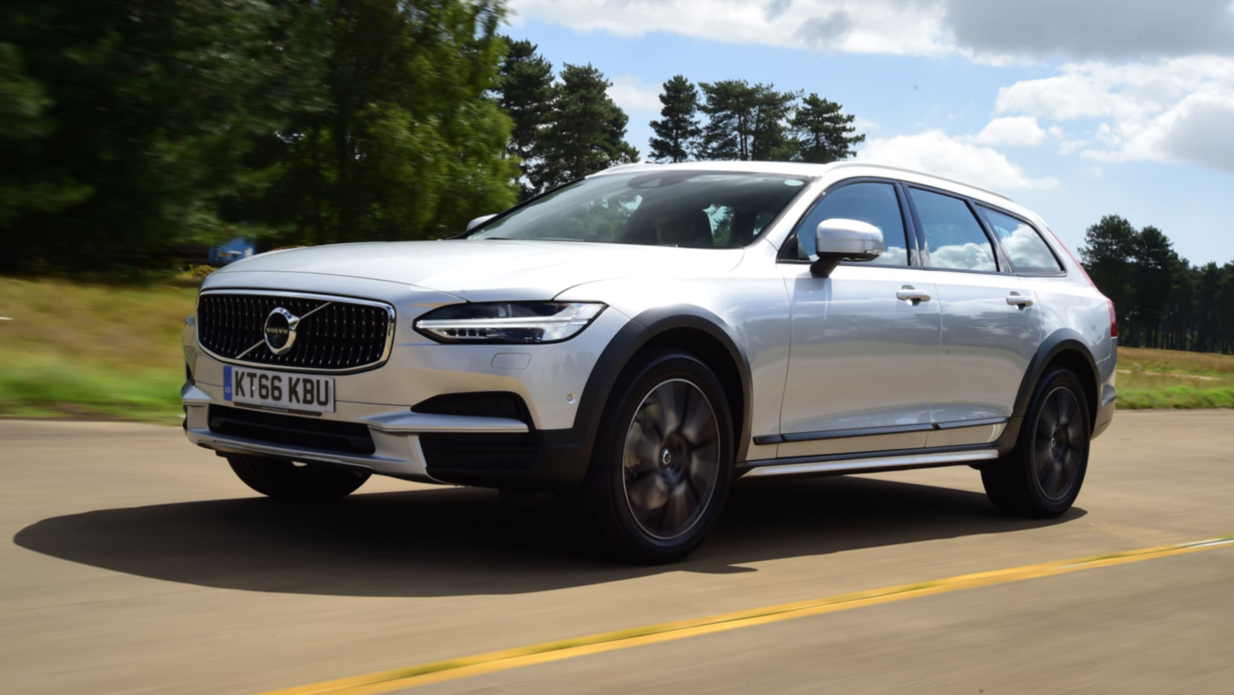 Volvo V90 Cross Country vs Volkswagen Passat Alltrack - pictures | Auto ...