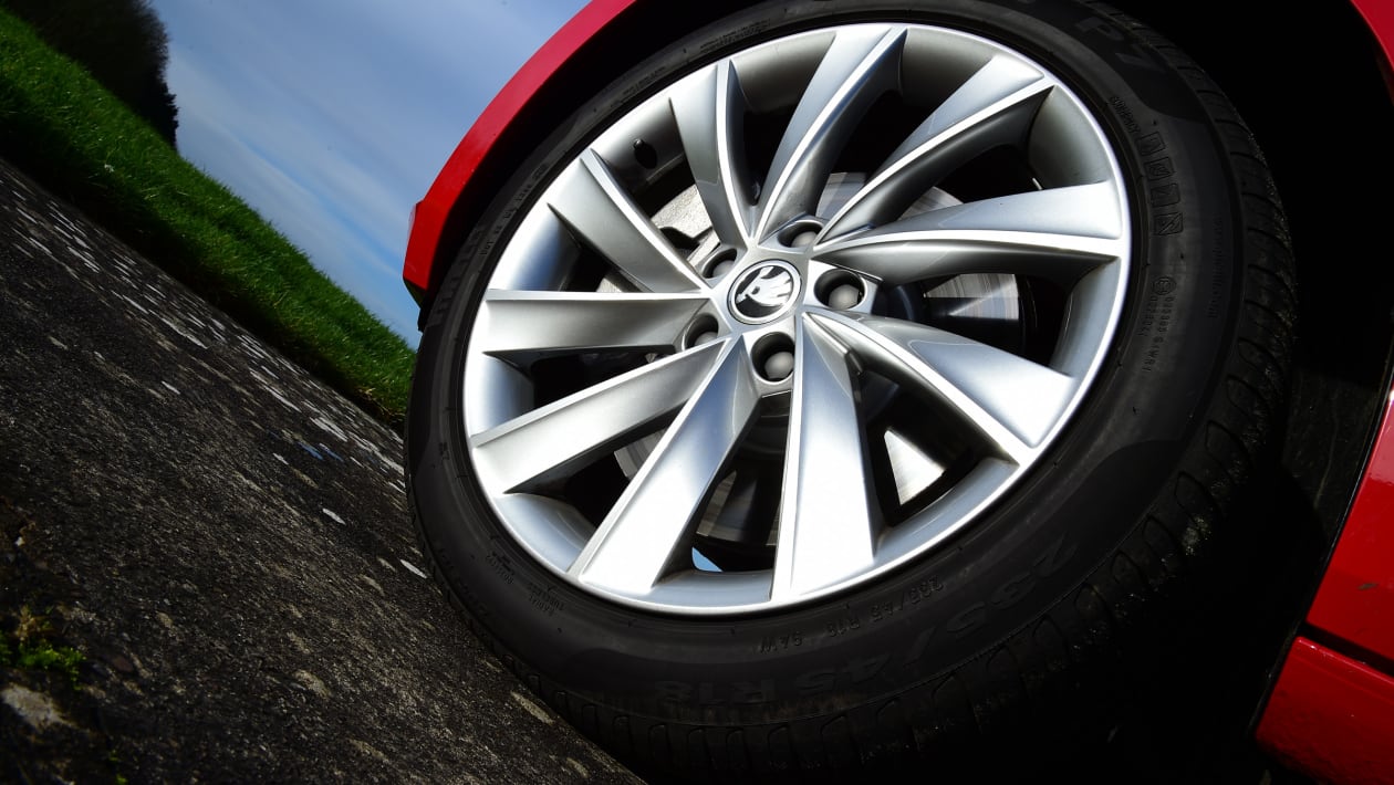Skoda Superb Estate 280 2016 review - pictures | Auto Express