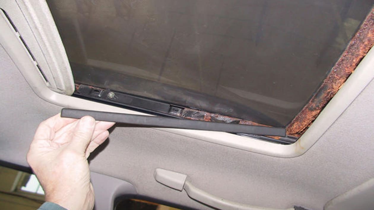 How to rebuild the roof on a Freelander 1 - pictures | Auto Express