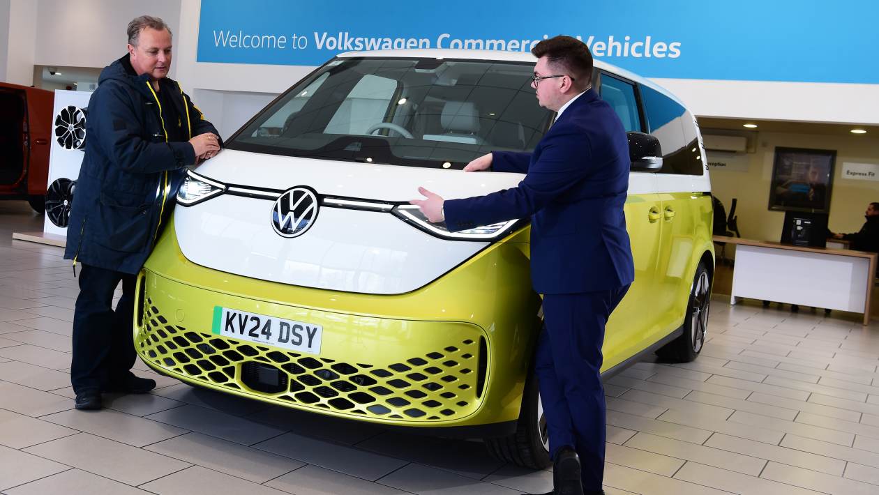 Volkswagen ID. Buzz Style SWB 77kWh Pro 204 PS UK - pictures | Auto Express