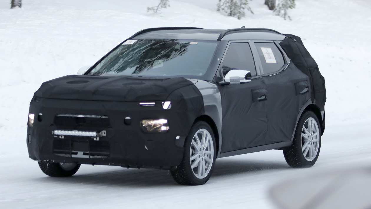 New Hyundai hybrid small SUV spotted - pictures | Auto Express
