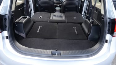 Kia Carens 2014 review pictures | Auto Express