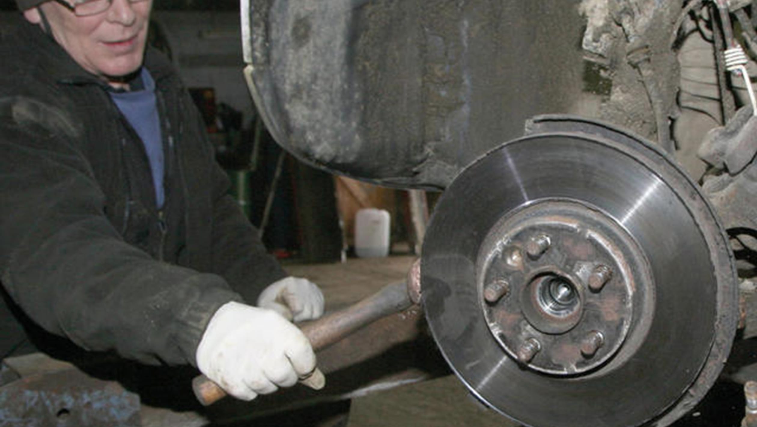 How to replace the wheel bearings on a Freelander 2 - pictures | Auto ...