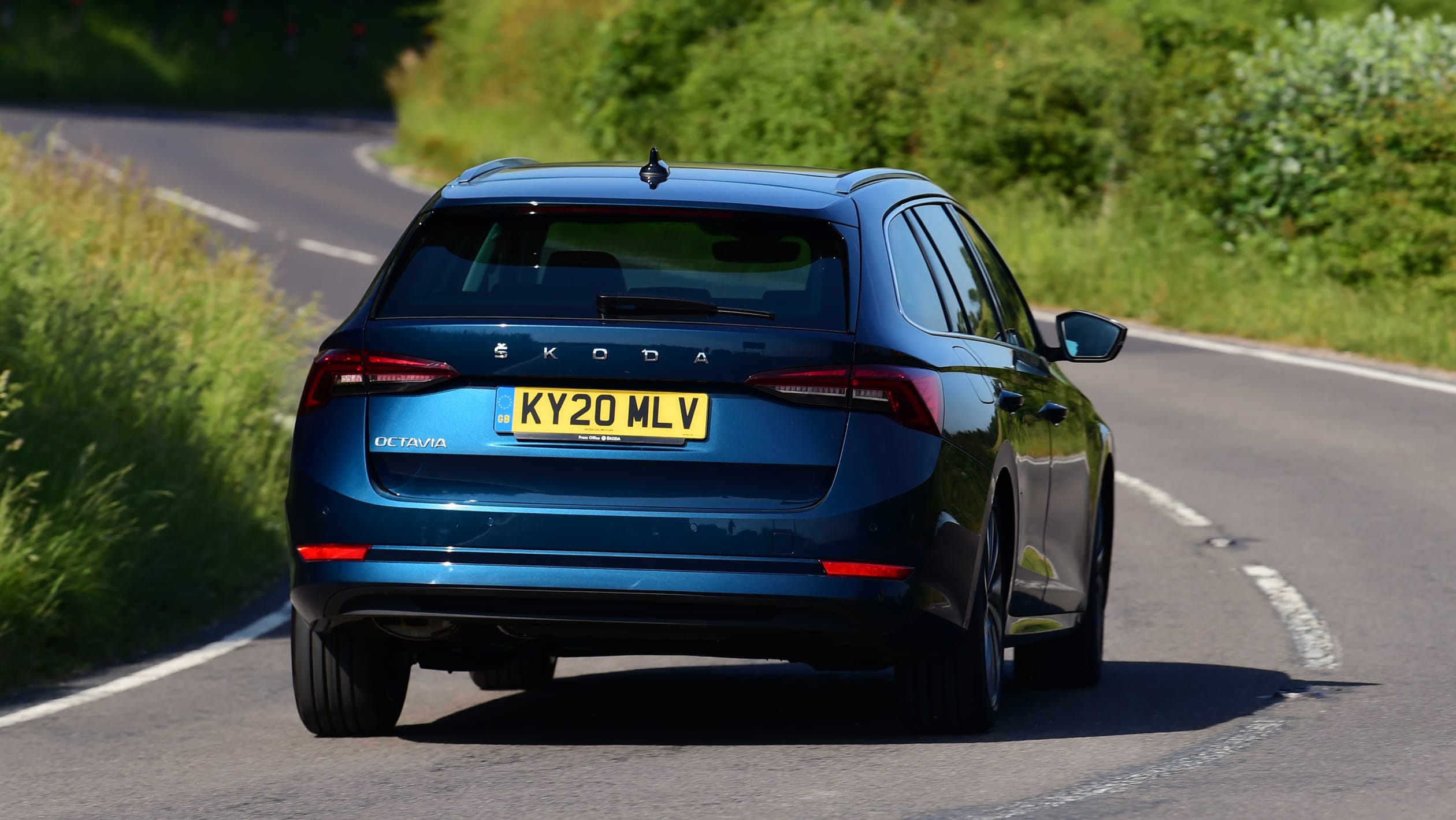 Skoda Octavia Estate vs Toyota Corolla Touring Sports - pictures | Auto ...