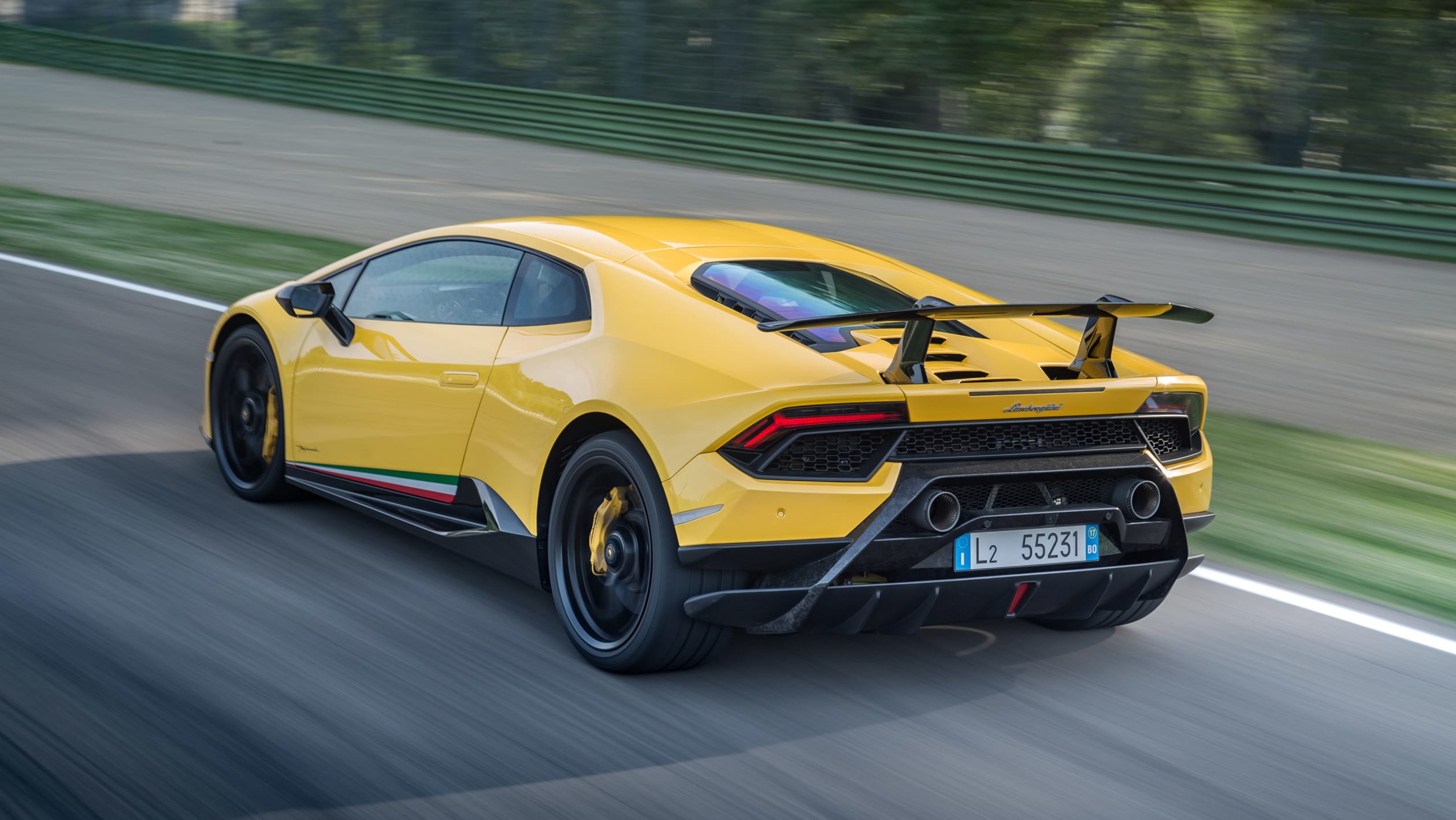 Lamborghini Huracan Performante 2017 review | Auto Express