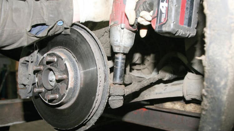 How to replace the wheel bearings on a Freelander 2 - pictures | Auto ...