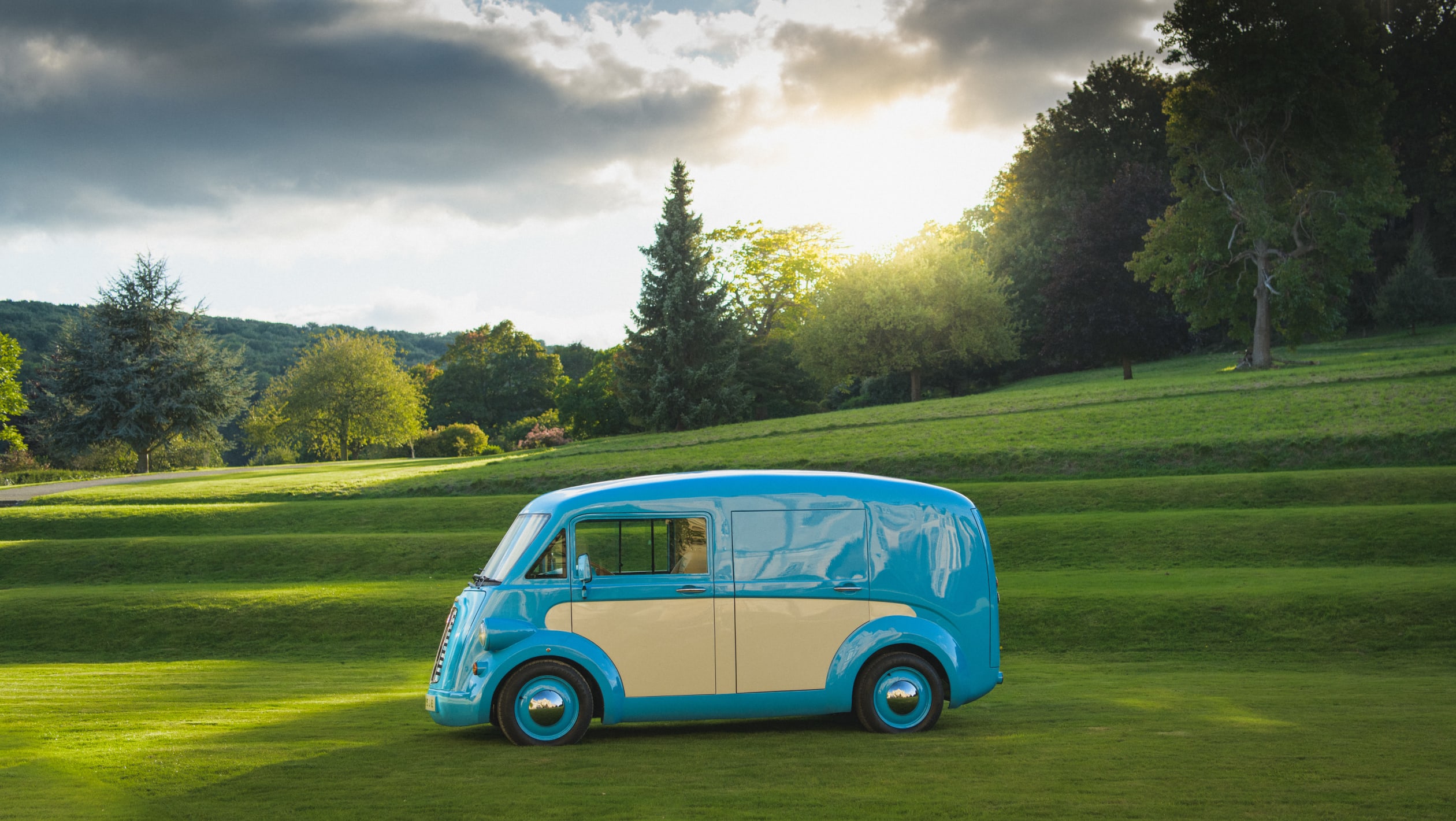 Morris Commercial returns with all-electric Morris JE van - pictures ...