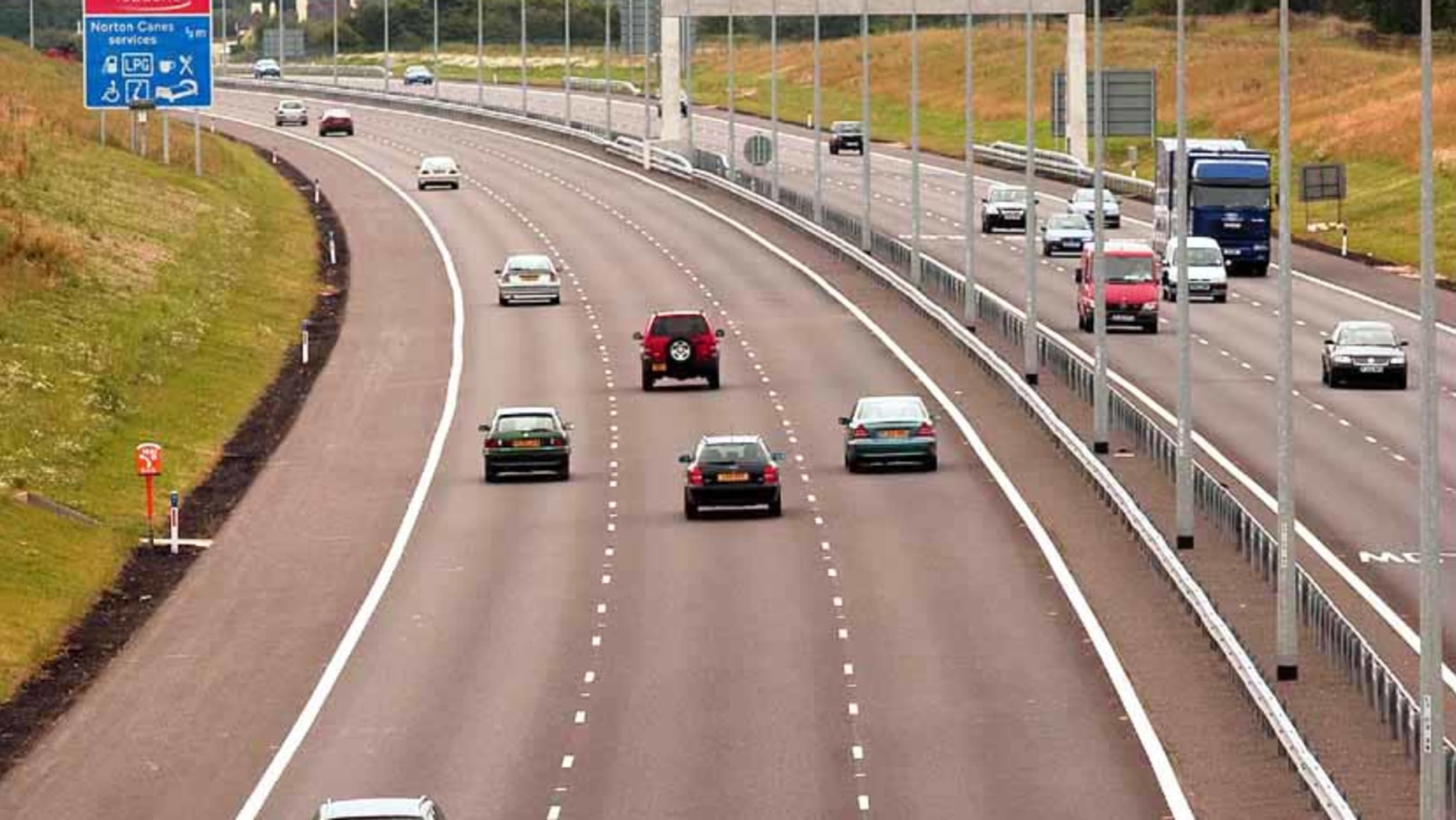 How to use the hard shoulder - pictures | Auto Express