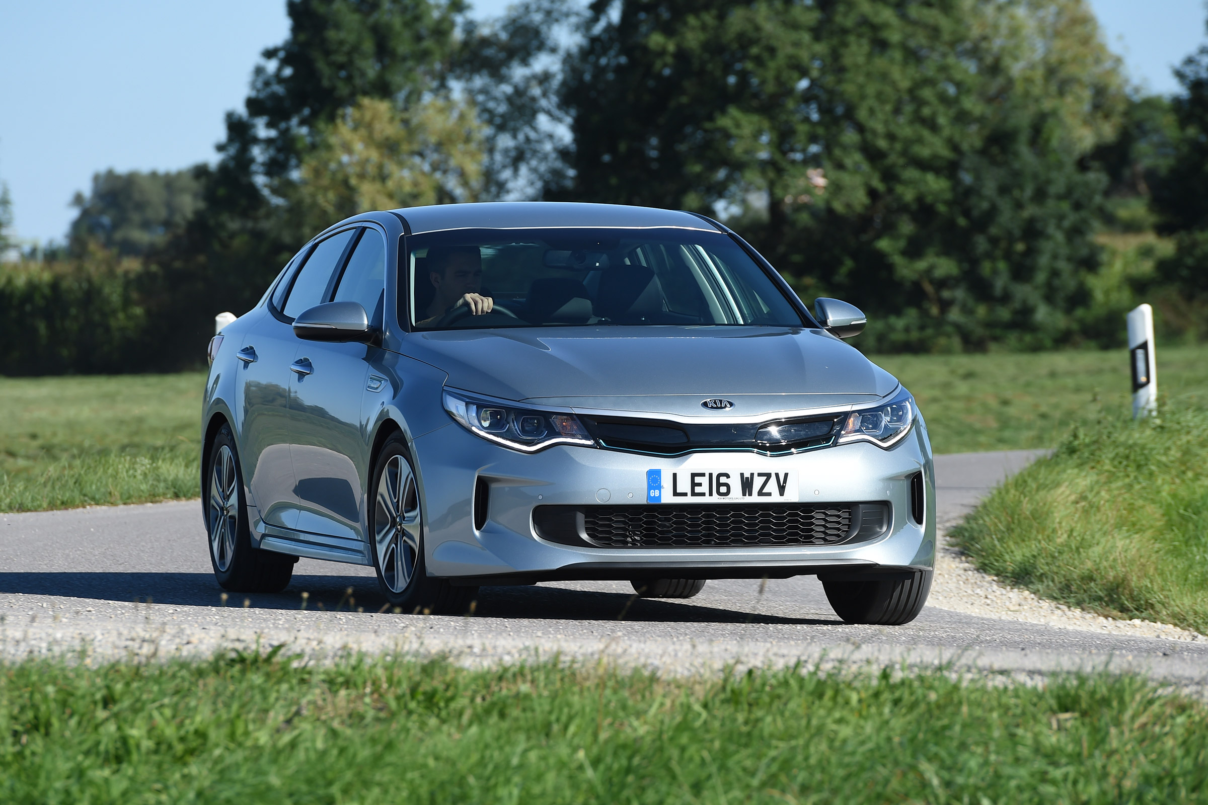 New Kia Optima PHEV plug-in hybrid 2016 review | Auto Express