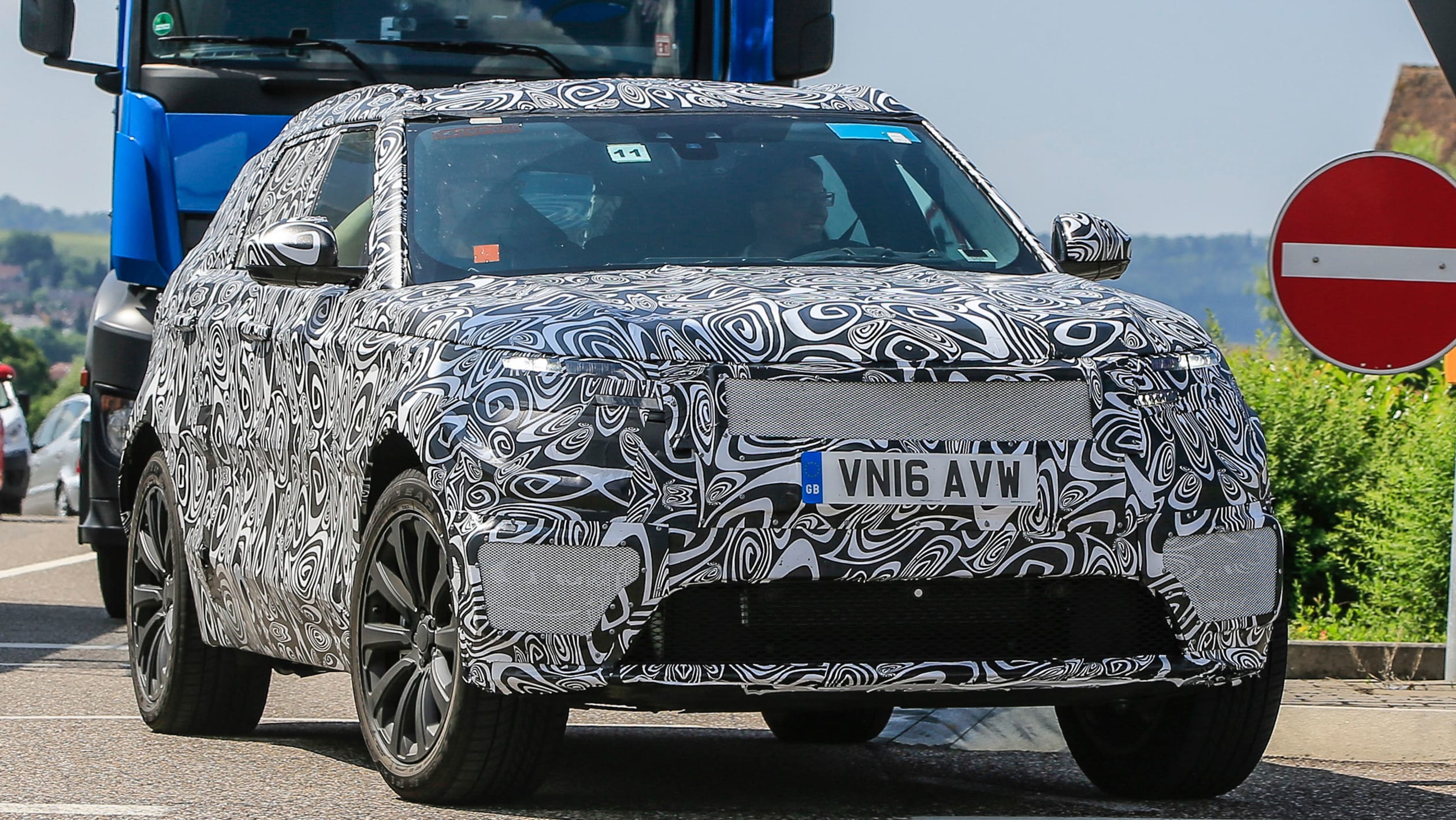 New Range Rover Velar - spy shots and pictures | Auto Express