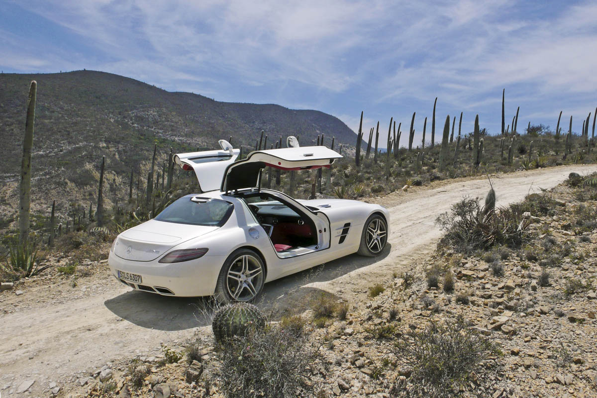 Mercedes SLS flies PAN-AM | Auto Express