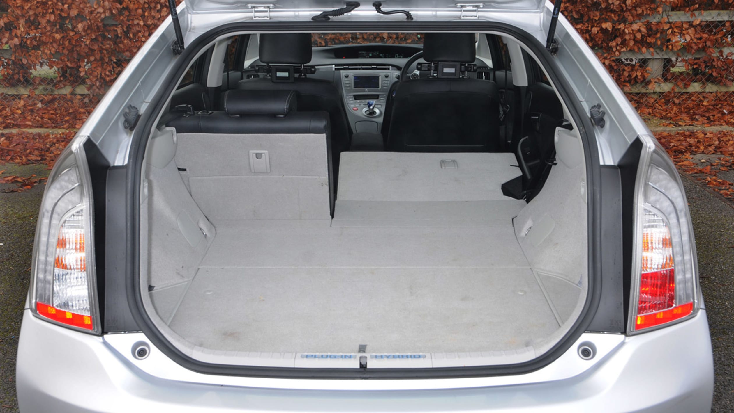 Toyota Prius Plug-in 2013 pictures | Auto Express