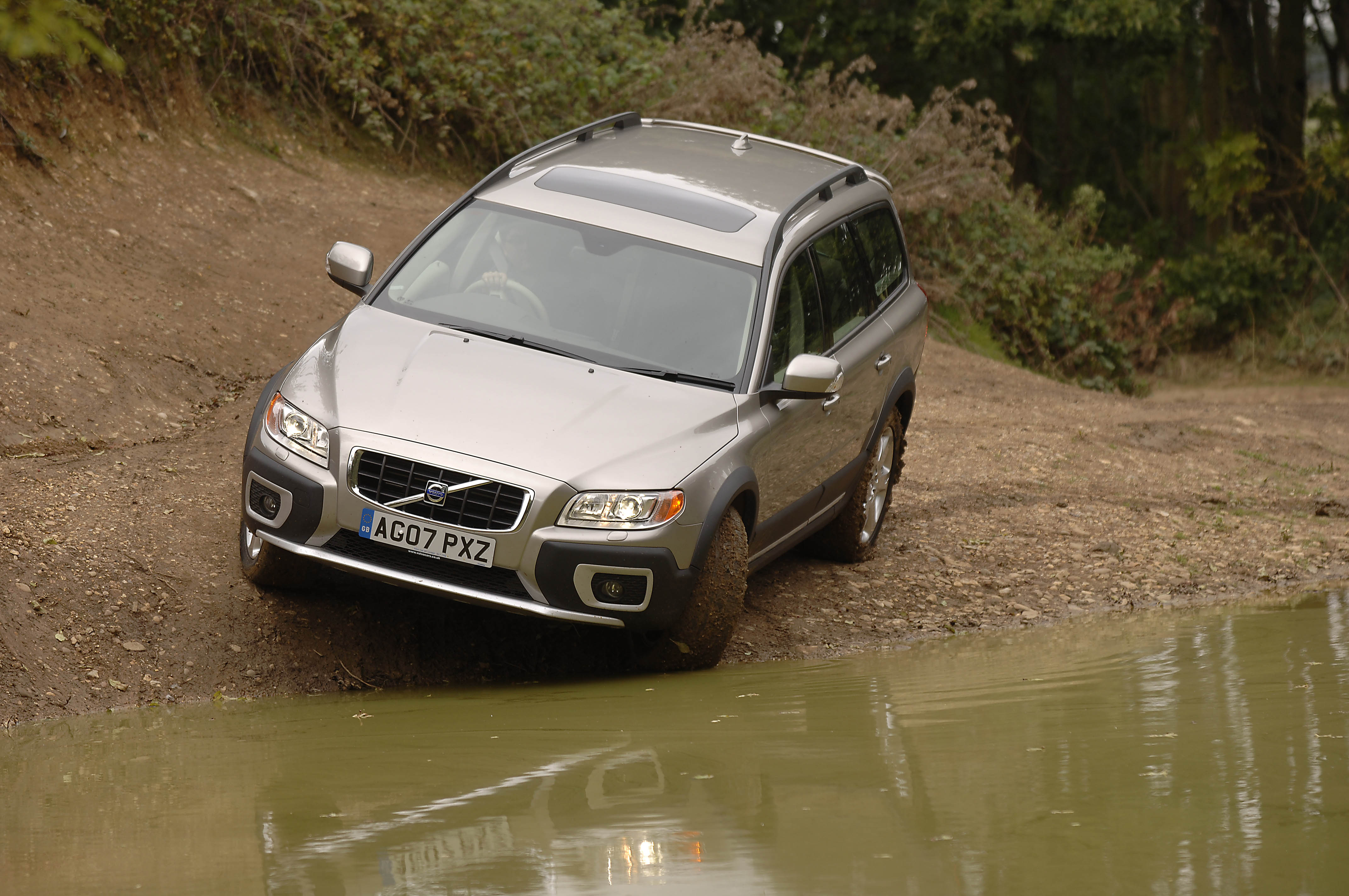 Volvo XC70 D5 SE Sport | Auto Express
