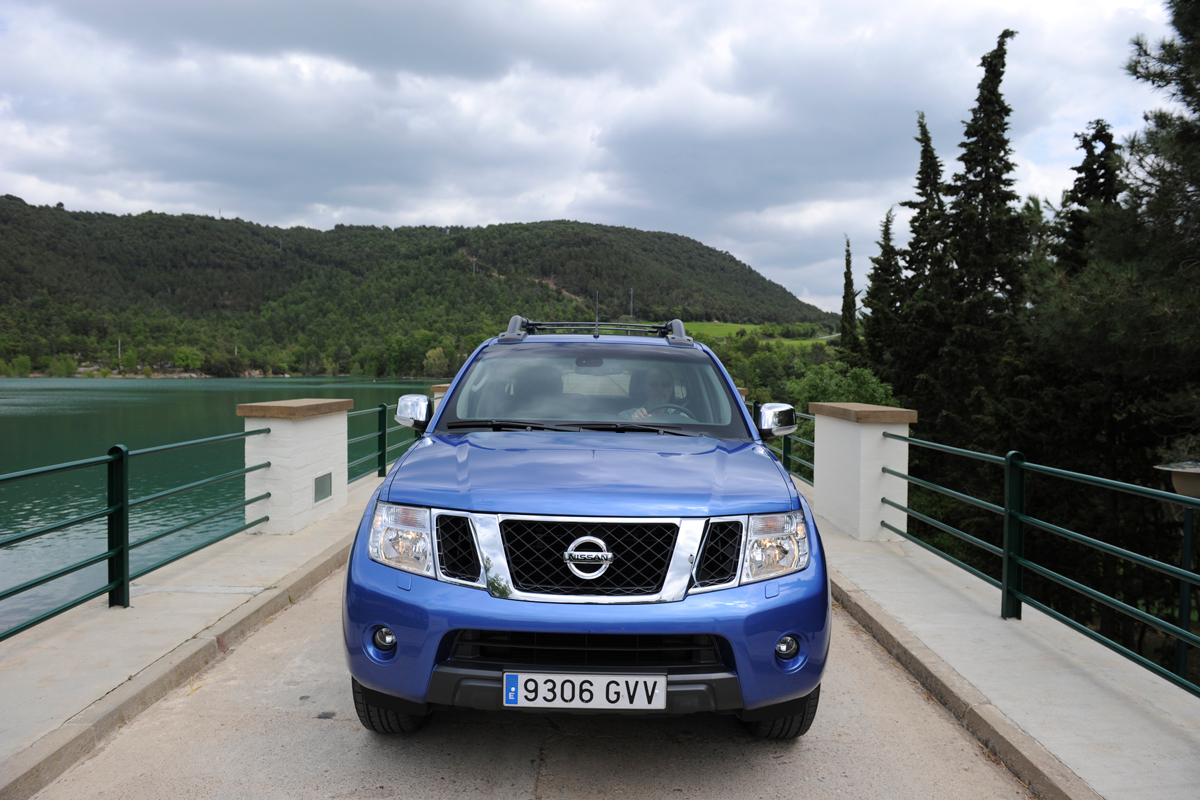 Nissan Navara 3.0 V6 Tekna | Auto Express