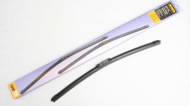 Halfords Flat Wiper Blade Set review | Auto Express