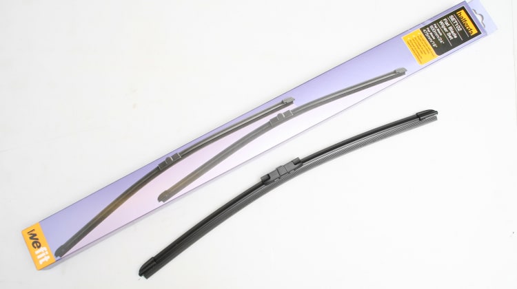Halfords Flat Wiper Blade Set review | Auto Express